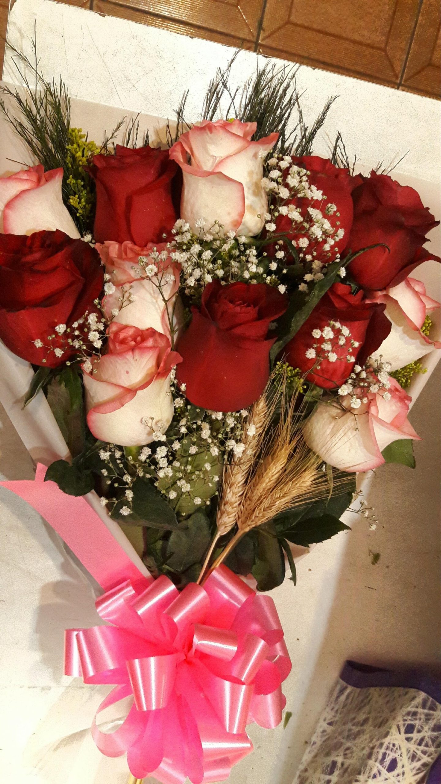 Buquê com rosas colômbianas vermelhas e cor-de-rosa – Luna Flores ...